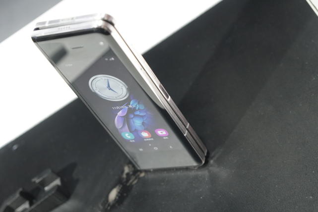 三星W20 5G发布：系旗下首款折叠屏5G手机_腾讯新闻