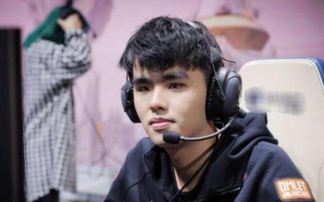 LWX直播被喷到生气，开房间和黑粉solo，3级就单杀很解气_腾讯新闻