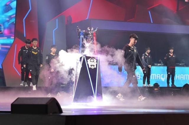 S10前RNG摊上大事！网友爆出斗鱼已起诉RNG，赔掉Uzi天价签约费_腾讯新闻