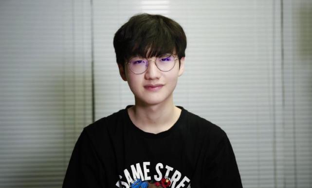 LWX：UZI是我最敬佩的选手！小花生：有谁会讨厌UZI呢？_腾讯新闻