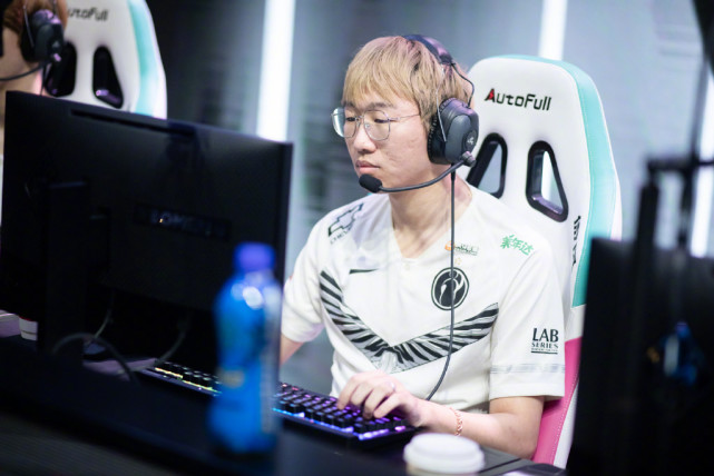 Ning和Uzi罕见双排 uzi直言要去iG打上单_腾讯新闻