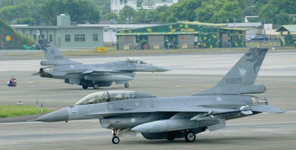 王牌轻型战机的较量：中国歼10C与美国F16V，谁更胜一筹？_腾讯新闻