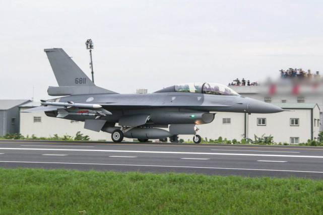 王牌轻型战机的较量：中国歼10C与美国F16V，谁更胜一筹？_腾讯新闻