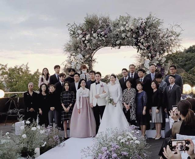 40岁韩国男神JunJin婚礼现场照曝光 空姐妻子气质出众_腾讯新闻