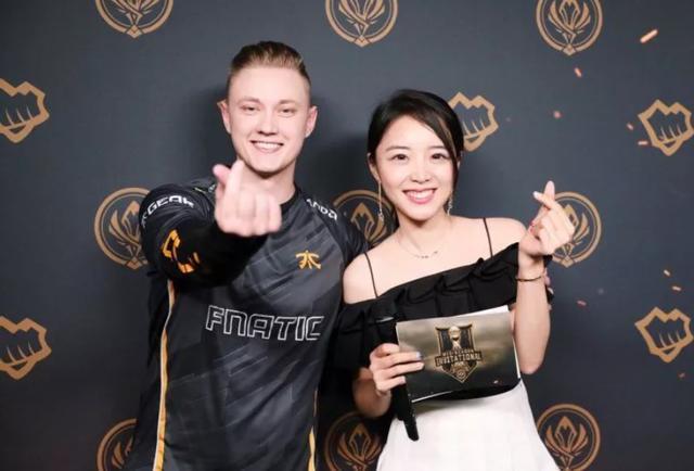 LPL女主持惊艳亮相S10，余霜让欧成目不斜视，希然晋升新“女神”_腾讯新闻