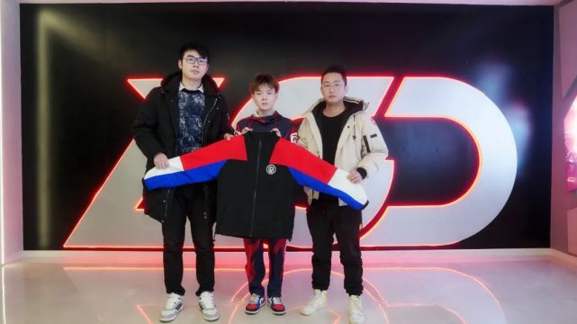 RURU自述：LGD为何会用1200万“天价”引援一名和平精英选手？_腾讯新闻