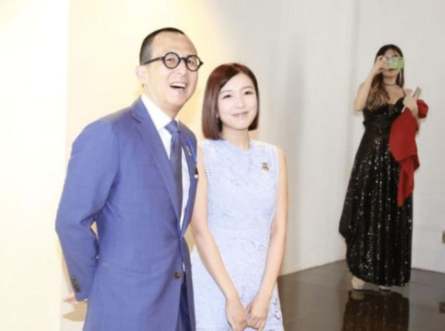 李嘉诚大儿媳现身，五官普通气质非凡，生4个子女稳做李家女主人_腾讯新闻