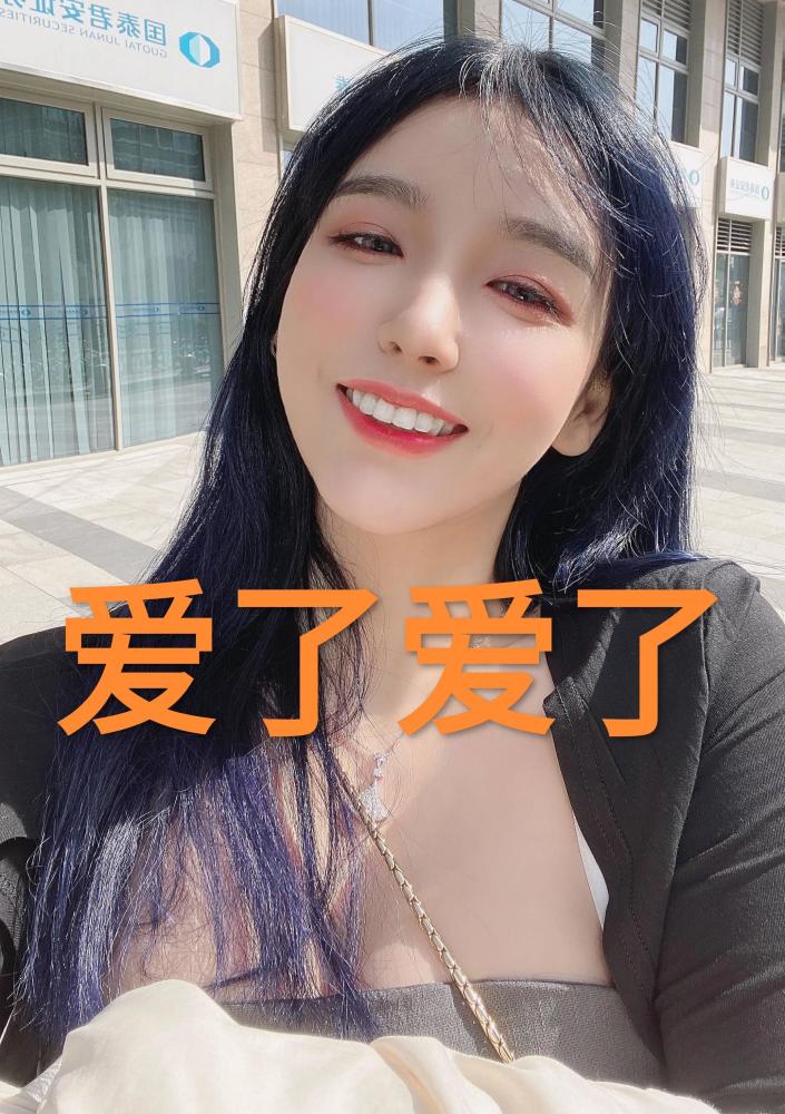 LPL解说Rita成比赛主角，“穿搭凸显自身优势，越来越懂粉丝了”_腾讯新闻