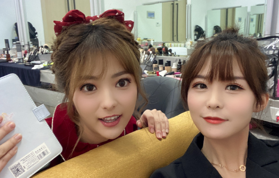 LPL美女解说被开除？Kris发4字澄清事实，看到评论区互动后，心酸_腾讯新闻