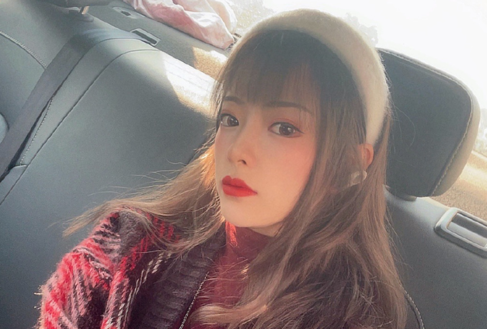 LPL美女解说被开除？Kris发4字澄清事实，看到评论区互动后，心酸_腾讯新闻