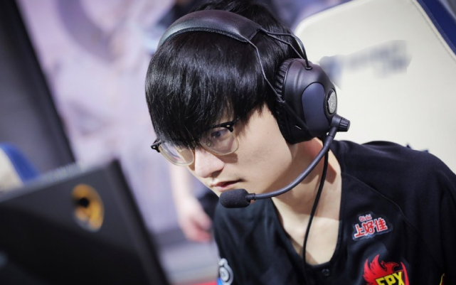 LOL：Doinb倒台带来的连锁反应，糖小幽黑历史被扒，PDD躲过一劫_腾讯新闻