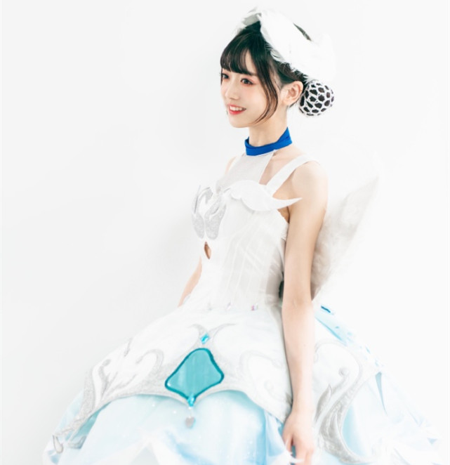 灵儿cos天鹅之梦，小鹿cos瑶，KPL女解说都是绝佳coser_腾讯新闻