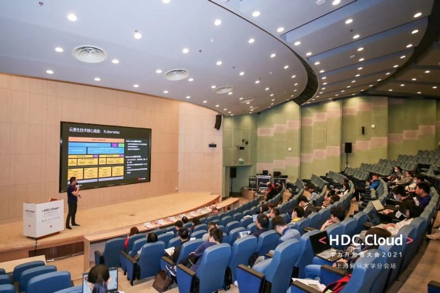 HDC.Cloud 2021高校场次引领产教融合，“智能基座”育未来_腾讯新闻