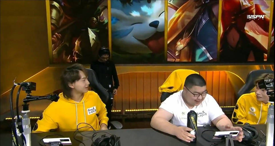 QG3-1战胜EDGM，fly和小胖相视一笑，说演员的太可笑了_腾讯新闻