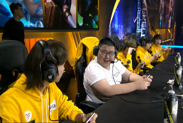 QG零封WE两连胜，Fly夏洛特超神杀穿全场，帆帆两局MVP_腾讯新闻