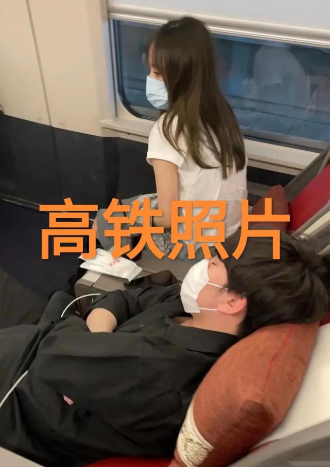 JKL“恋爱时间线”火了，3月份就有了苗头，女友有点像中单Knight_腾讯新闻