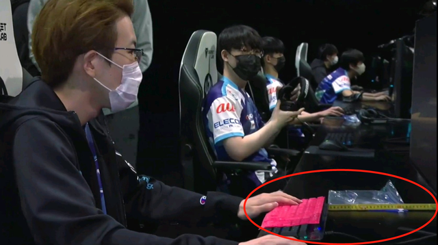 MSI比赛出现“量天尺”！DFM上单赛前掏出尺子，却依旧被INF爆锤_腾讯新闻