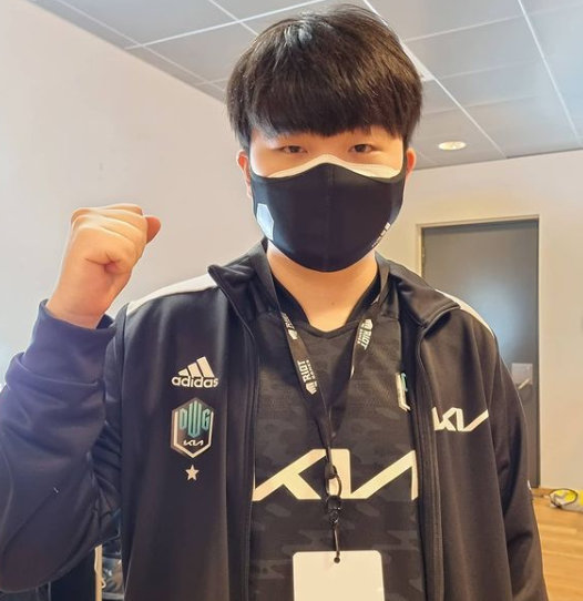 Canyon接受采访：期待与RNG和MAD的交手对决！_腾讯新闻