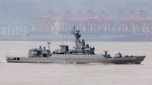 从053H3型用630近防炮取代双37高炮，看近防炮对舰艇末端防御作用_腾讯新闻