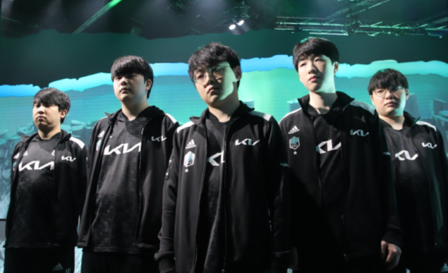 LPL官方解说回应MSI淘汰赛制：RNG也是没办法，只能让DK接受现实_腾讯新闻