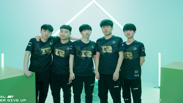 “MSI又一个闪现向前的AD”，Gala卡莎一打五上演开挂操作，RNG干碎DK后发文庆祝！_腾讯新闻