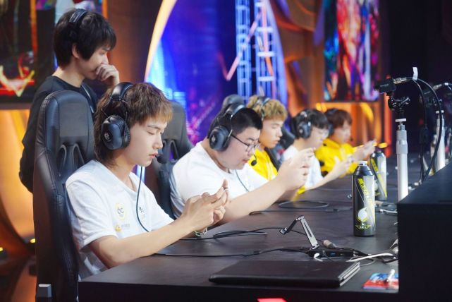 RW侠就这？恭喜QGhappy豪取九连胜，Fly又将创造一个纪录_腾讯新闻