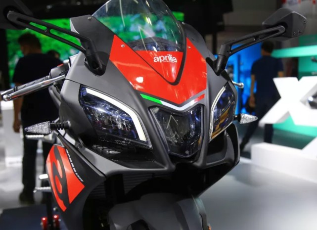 动力与春风250SR相同，阿普利亚GPR250摩展亮相：这还是小钢炮？_腾讯新闻