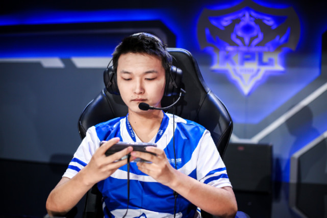 kpl：为了能上场，cat确定转辅助，是迫于无奈还是寻找新的契机？_腾讯新闻