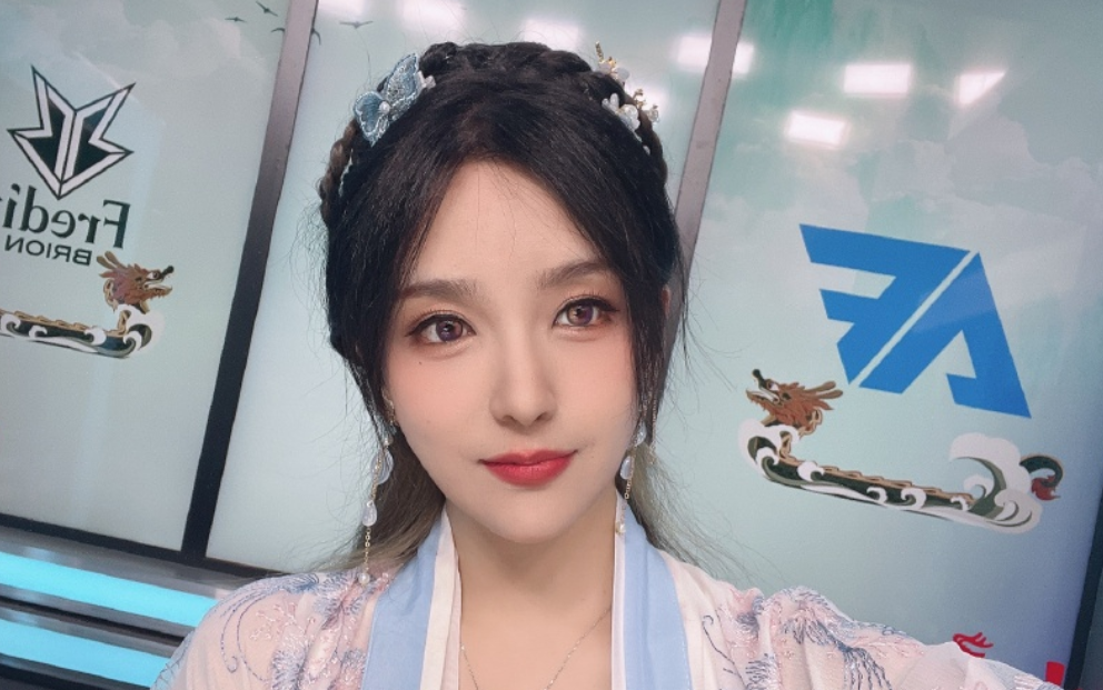 LCK炮轰LPL汉服日，RITA和二哥用行动反击，水友：塔子姐美若天仙_腾讯新闻