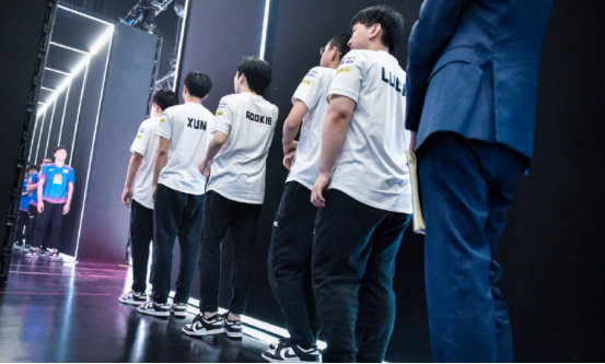 iG终于迎来完全体！TheShy和Nofe教练已抵达上海_腾讯新闻
