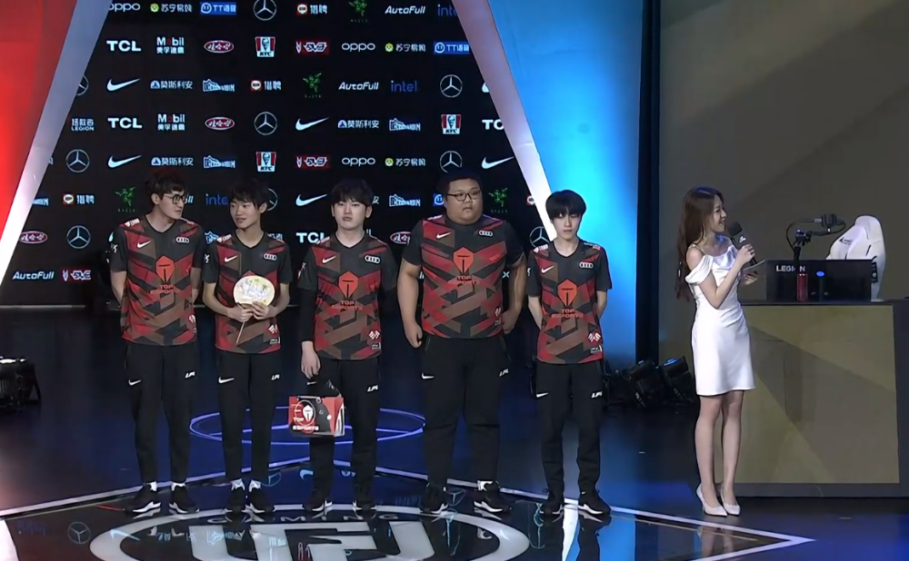 LPL赛后名场面诞生！Karsa遭粉丝求婚，JKL人气下滑礼物没人要_腾讯新闻