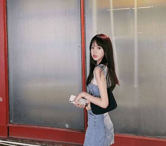 Gala女友海边照曝光，清纯甜美，和UZI喜欢的是一个类型，有福气_腾讯新闻