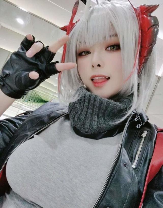 BW漫展最火的“游客”？路人围观，一群Coser抢着和他合影_腾讯新闻