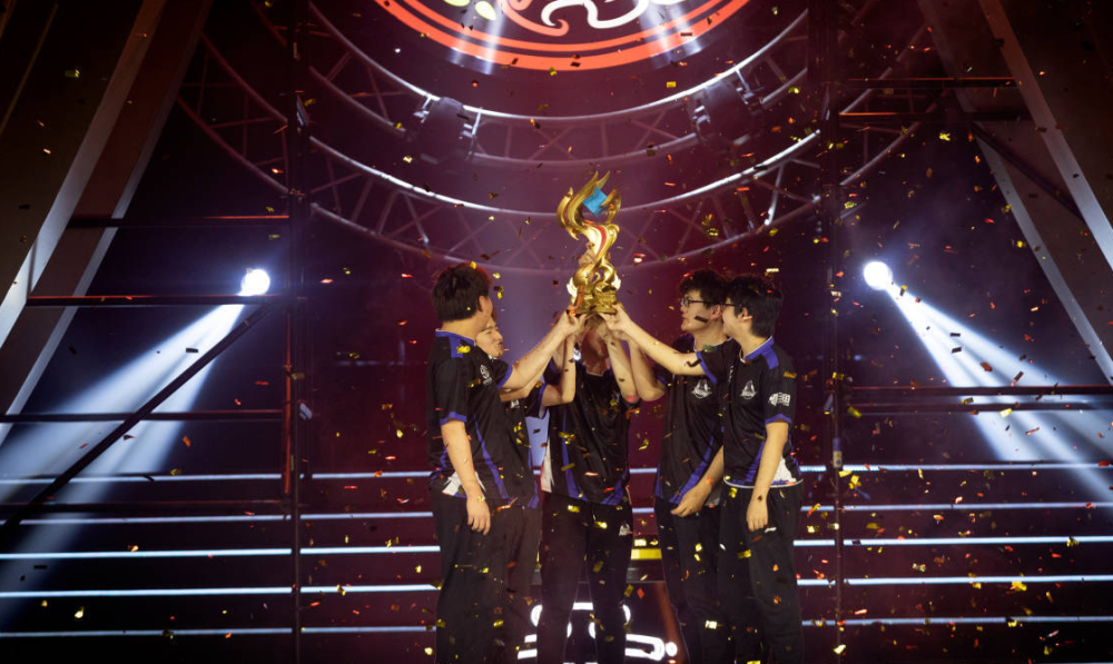 NBW欲进军KPL？王者荣耀最新加载页面，两大细节与他有关？_腾讯新闻