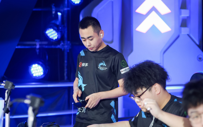 CFML S10总决赛前瞻｜传奇指挥，永不退步—晓二.EP快手_腾讯新闻