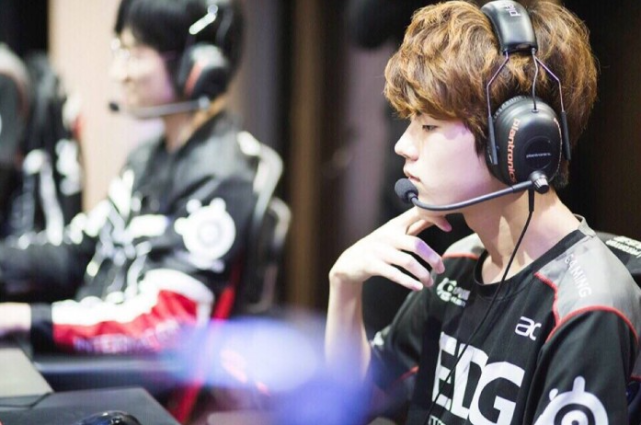 Deft想重回EDG Faker称赞EDG很强想和EDG交手_腾讯新闻