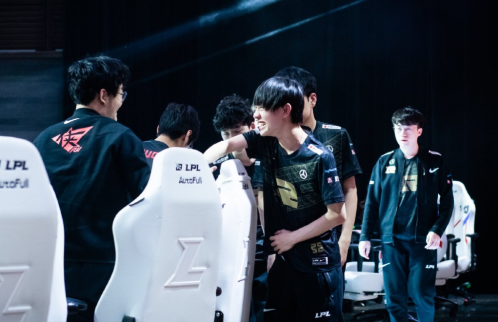 LPL揭晓第一阵容，FPX队长获封常规赛MVP，RNG双喜临门_腾讯新闻