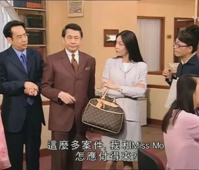 还记得2000年拿下黄子华的中环女律师Miss Mo穿过什么吗？_腾讯新闻