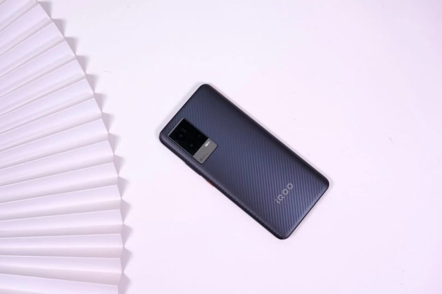 iQOO8评测：颜值与实力并存 要做体验最稳的直屏旗舰_腾讯新闻