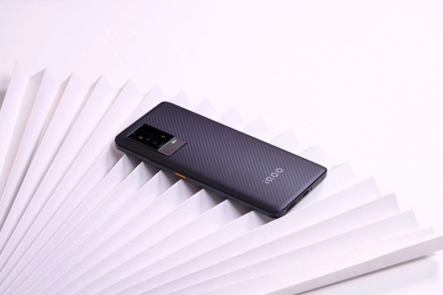 iQOO8评测：颜值与实力并存 要做体验最稳的直屏旗舰_腾讯新闻