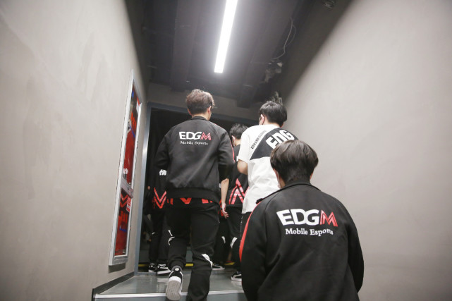 kpl：RNGM与EDGM上演双雄争霸，进一步是希望，退一步是出局！_腾讯新闻