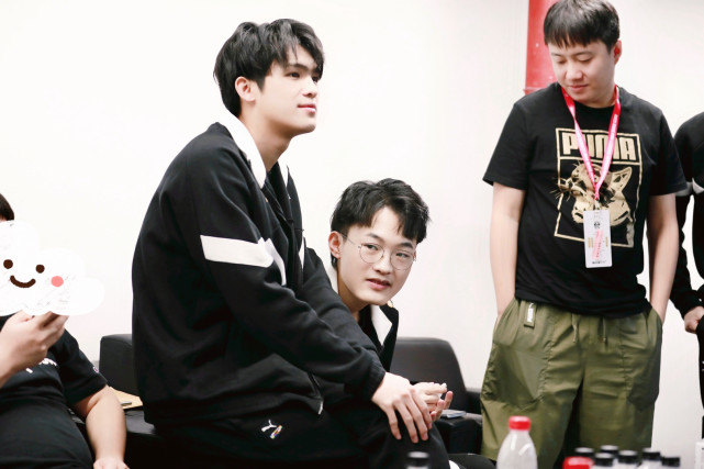 kpl：RNGM与EDGM上演双雄争霸，进一步是希望，退一步是出局！_腾讯新闻