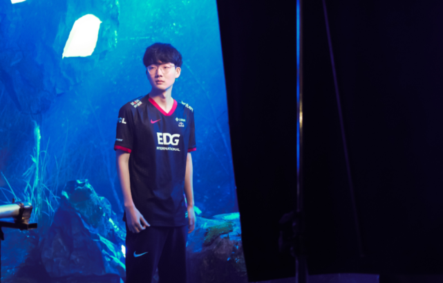 DK狂喜？EDG和GENG打出“喂饭局”，AJ吐槽：VIPER太能送了_腾讯新闻