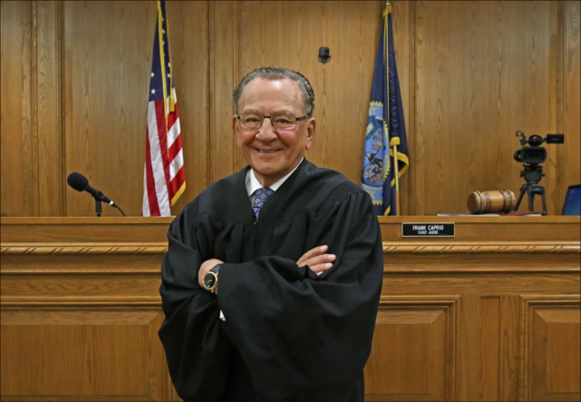 核查｜美国“网红”法官庭审视频都是演的？_腾讯新闻