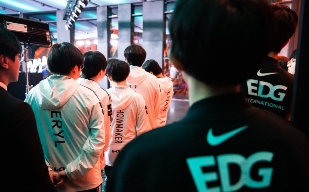 S11决赛解说席揭晓，EDG圣枪哥藏大招，与Khan不谋而合_腾讯新闻