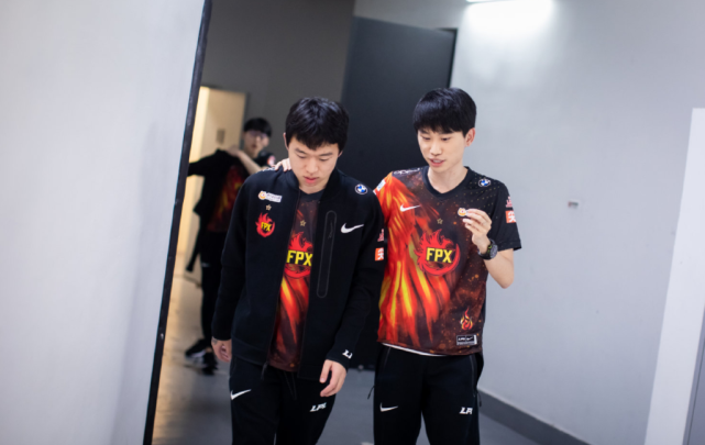 被FPX翻盘，LGD小组赛难求一胜，官方赛后发文许下承诺_腾讯新闻