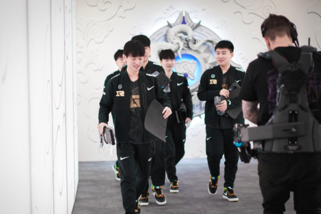 RNG打算6亿卖LPL名额？QG老板爆料：RNG还欠债3亿_腾讯新闻