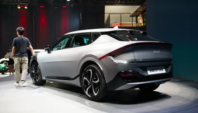 【广州车展】战斗气息足，续航达到600km，起亚EV6 GT-line亮相_腾讯新闻