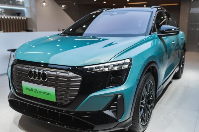 实拍上汽奥迪Q5 e-tron：犀利造型＋数字座舱，MEB平台拒绝油改电_腾讯新闻
