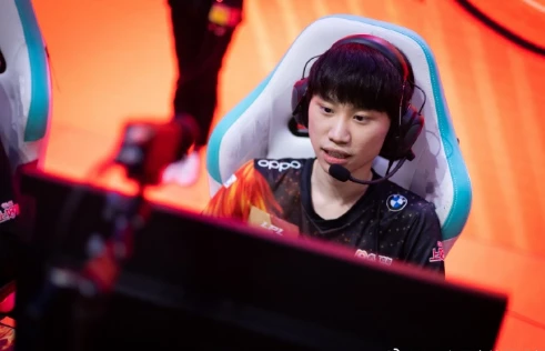 LOL：Cryin离开RNG去北美捞金，小虎又要回中路了，伞皇复出获uzi力挺_腾讯新闻